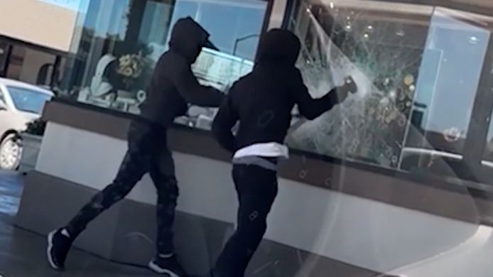 KIJK. Brutale dieven willen Rolex-horloges stelen uit vitrine … maar ...