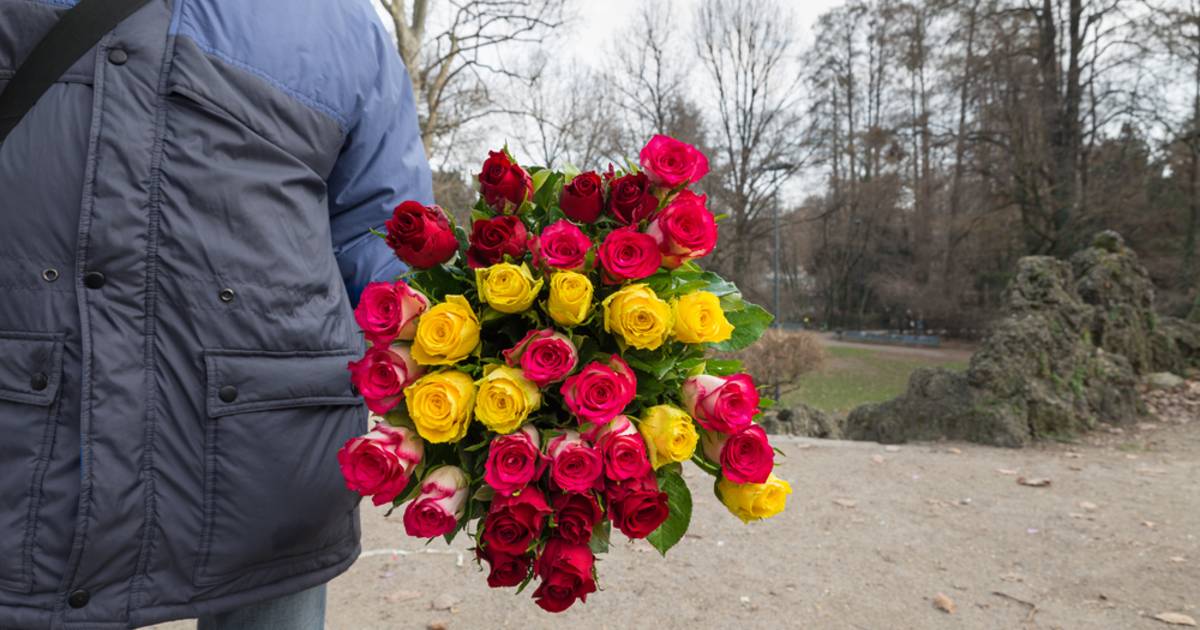 Louche rozenverkoper steelt op slinkse wijze vier smartphones tijdens ...