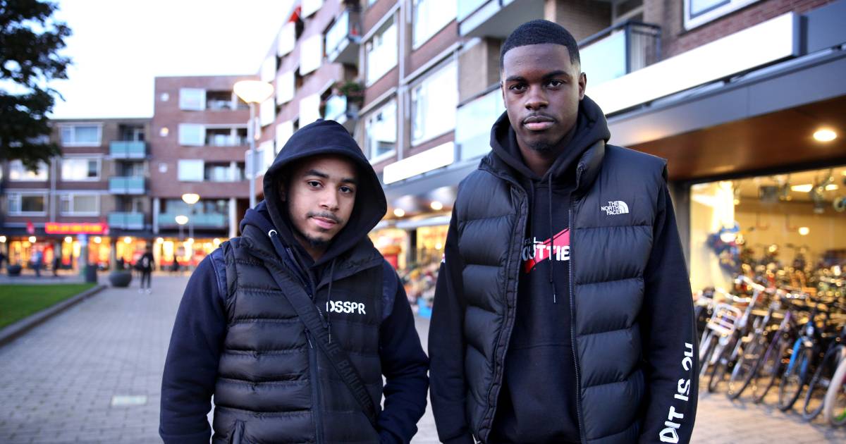 Rotterdamse rappers die met wapens zwaaien in clips tekenen bij bekend ...