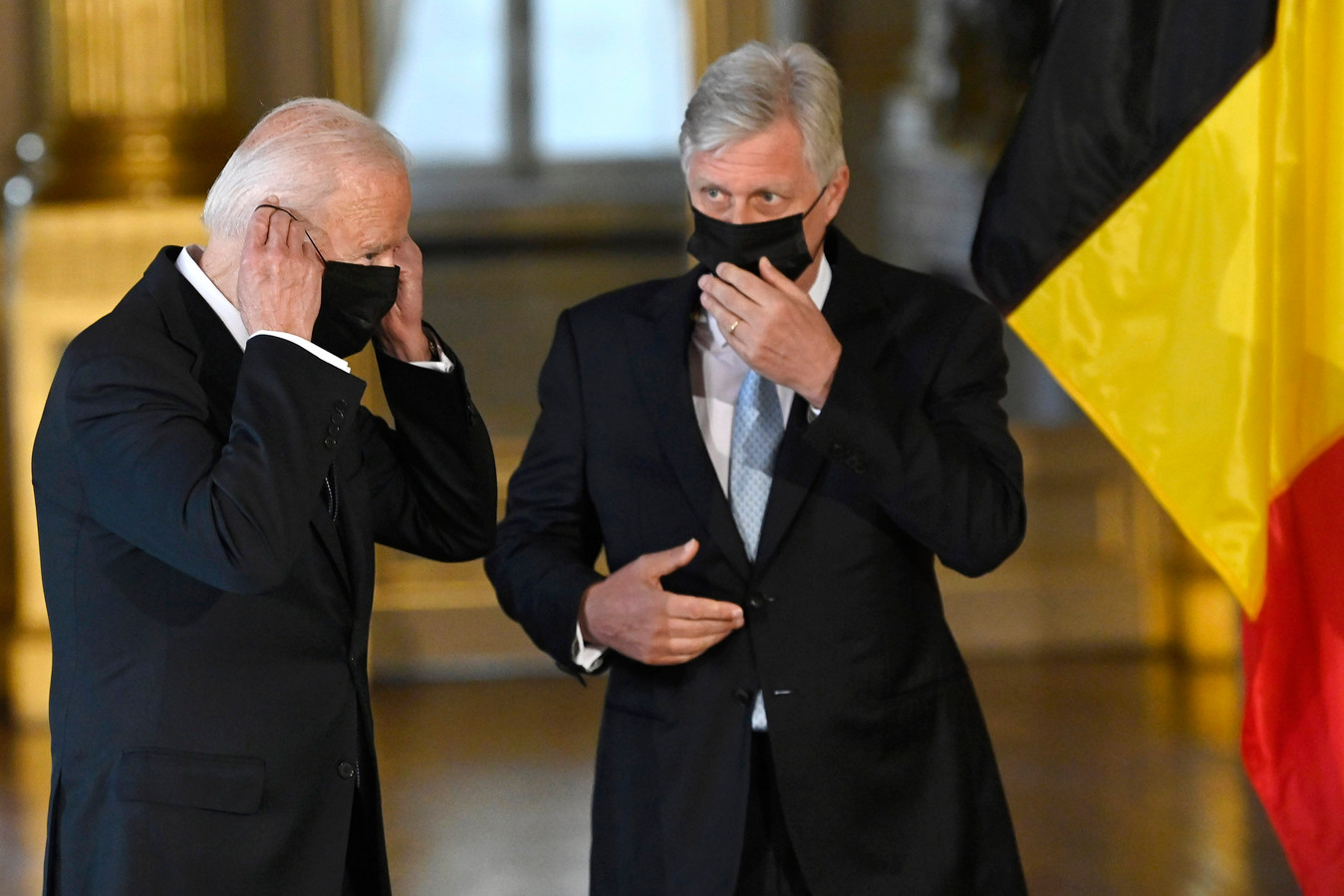 Joe Biden komt op bezoek en neemt mee: ambulance met zakjes ...