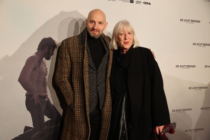 IN BEELD. Cast van ‘Zillion’ keurt ‘De Acht Bergen’ | BV | hln.be