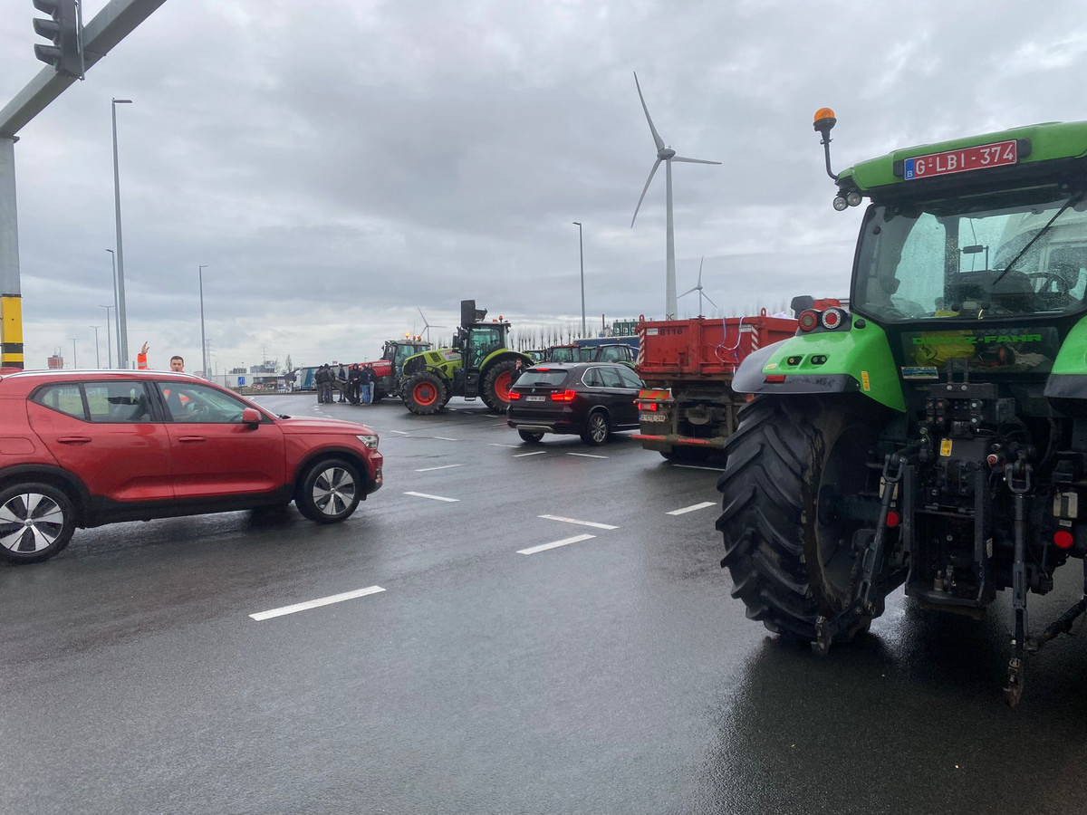 KIJK. 40-tal tractoren blokkeren Turborotonde in Gent: “Al die ...
