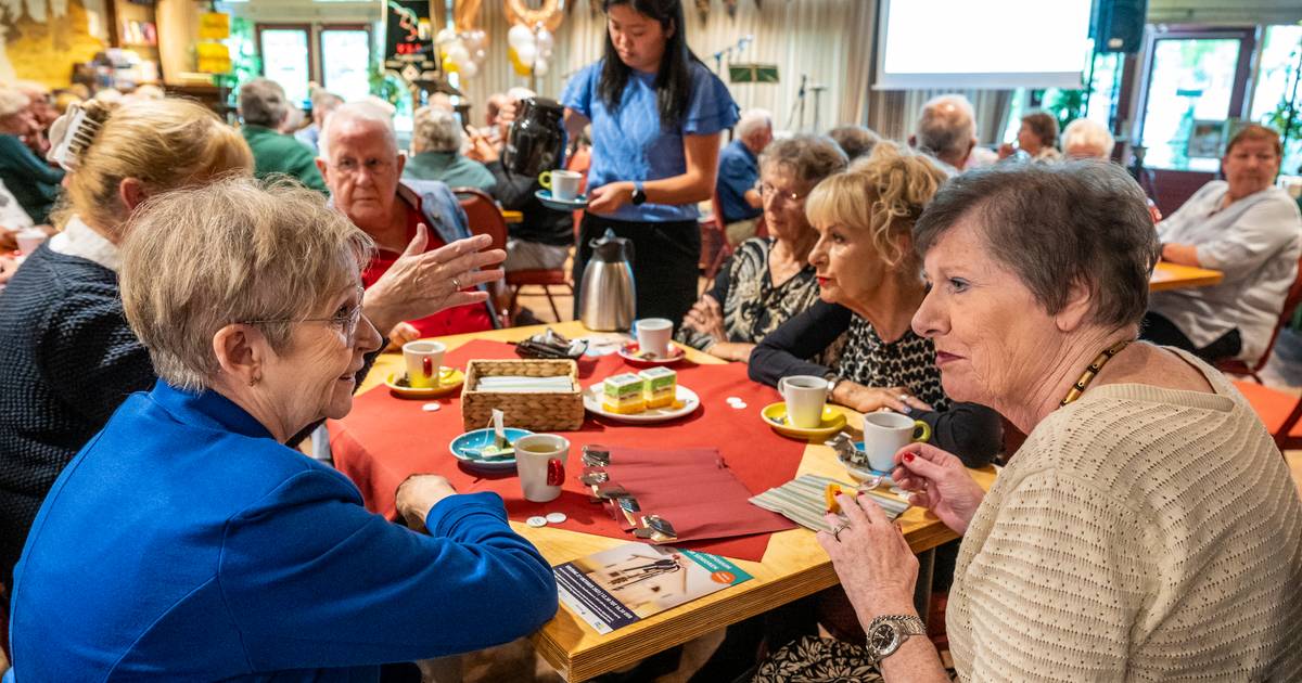 De ‘krachtige ouderen’ uit Ravenstein vieren feest – en ja, er zijn ook vijftigers lid van de ...