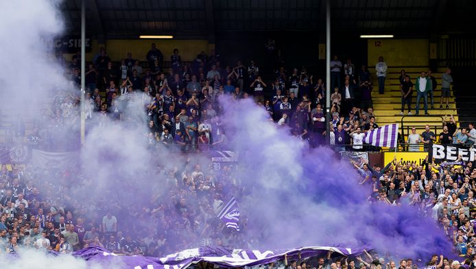 Lierse en Beerschot Wilrijk betalen boete na rookbommetjes en ...