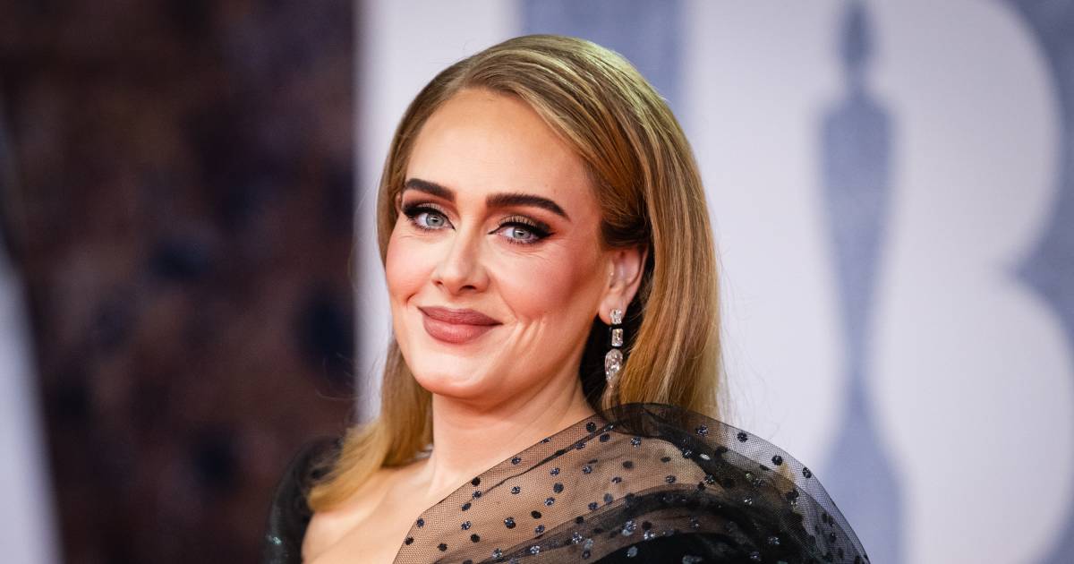 “mijn Vader Trok Een Vuilniszak Over Mijn Hoofd” Adele Deelt Jeugdherinnering Tijdens Optreden