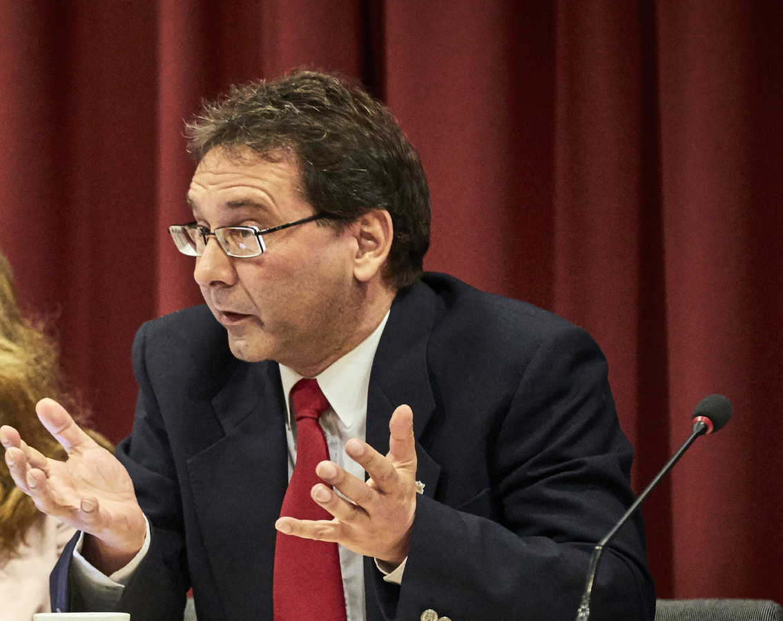 Raadsleden vaak niet aanwezig? Dan lagere vergoeding | Foto | AD.nl