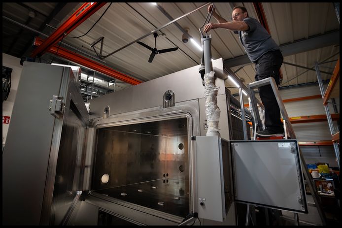 Een machine om het vacuüm van een ASML-machine meten | Eindhoven | bd.nl