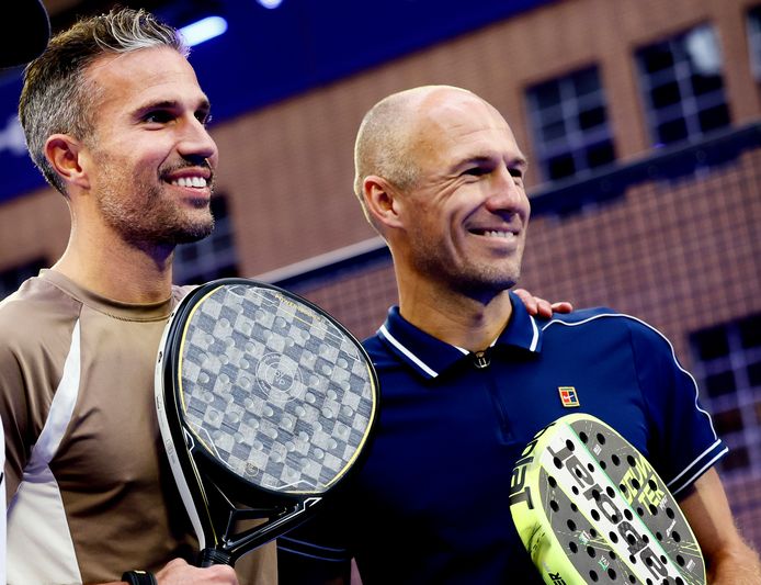 Robin van Persie en Arjen Robben padellen tegen Ronald de Boer en ...