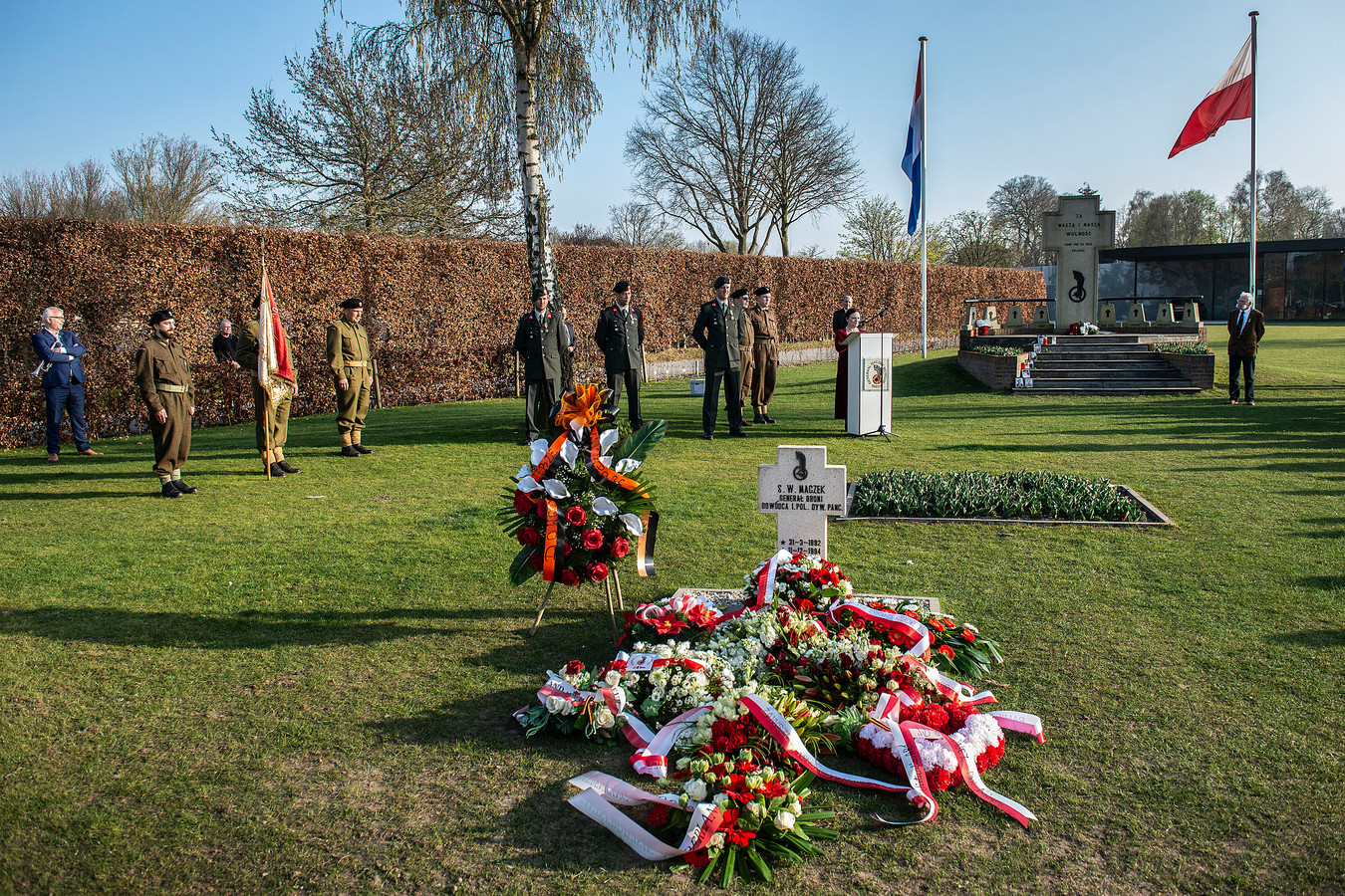 Mooie, ingetogen herdenking voor ‘legendarisch leider’ generaal Maczek ...