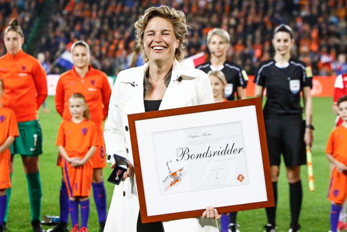 KNVB benoemt Daphne Koster tot bondsridder | Nederlands voetbal | AD.nl