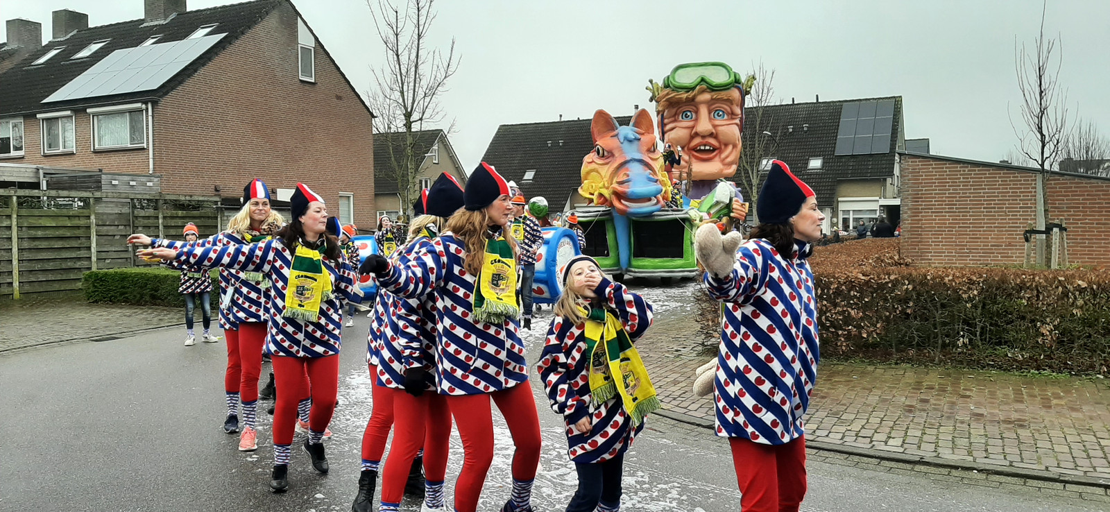 Optocht van De Veldhazen, laatste van regio, maakt faam weer waar ...
