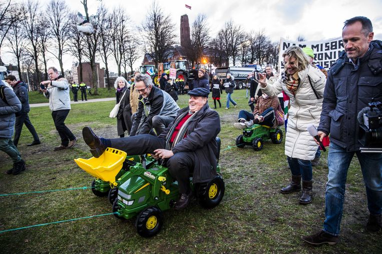 Verkeerschaos in Nederland: boeren gaan met tractoren snelweg op, meer ...