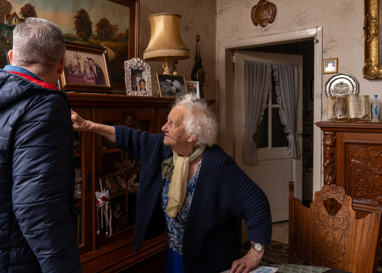Op bezoek in het bouwvallige maar knusse huisje van Jeanneke (96), die ...