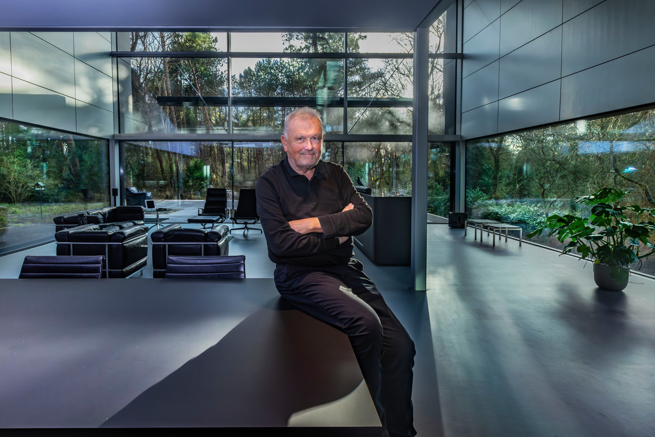 Jan ontwierp zijn eigen hypermoderne villa van staal en glas: ‘Hier ga ...
