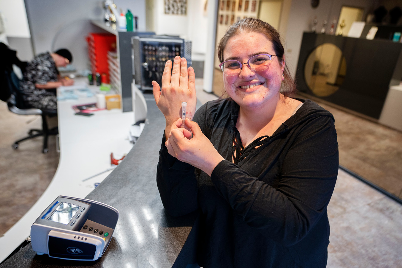 Betalen met onderhuidse chip: je kunt 'm in Eindhoven laten plaatsen ... Betalen met onderhuidse chip: je kunt 'm in Eindhoven laten plaatsen ...