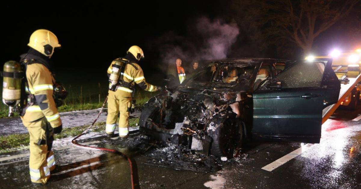Vader en zoon zien geleende Range Rover in Haaren volledig in vlammen ...
