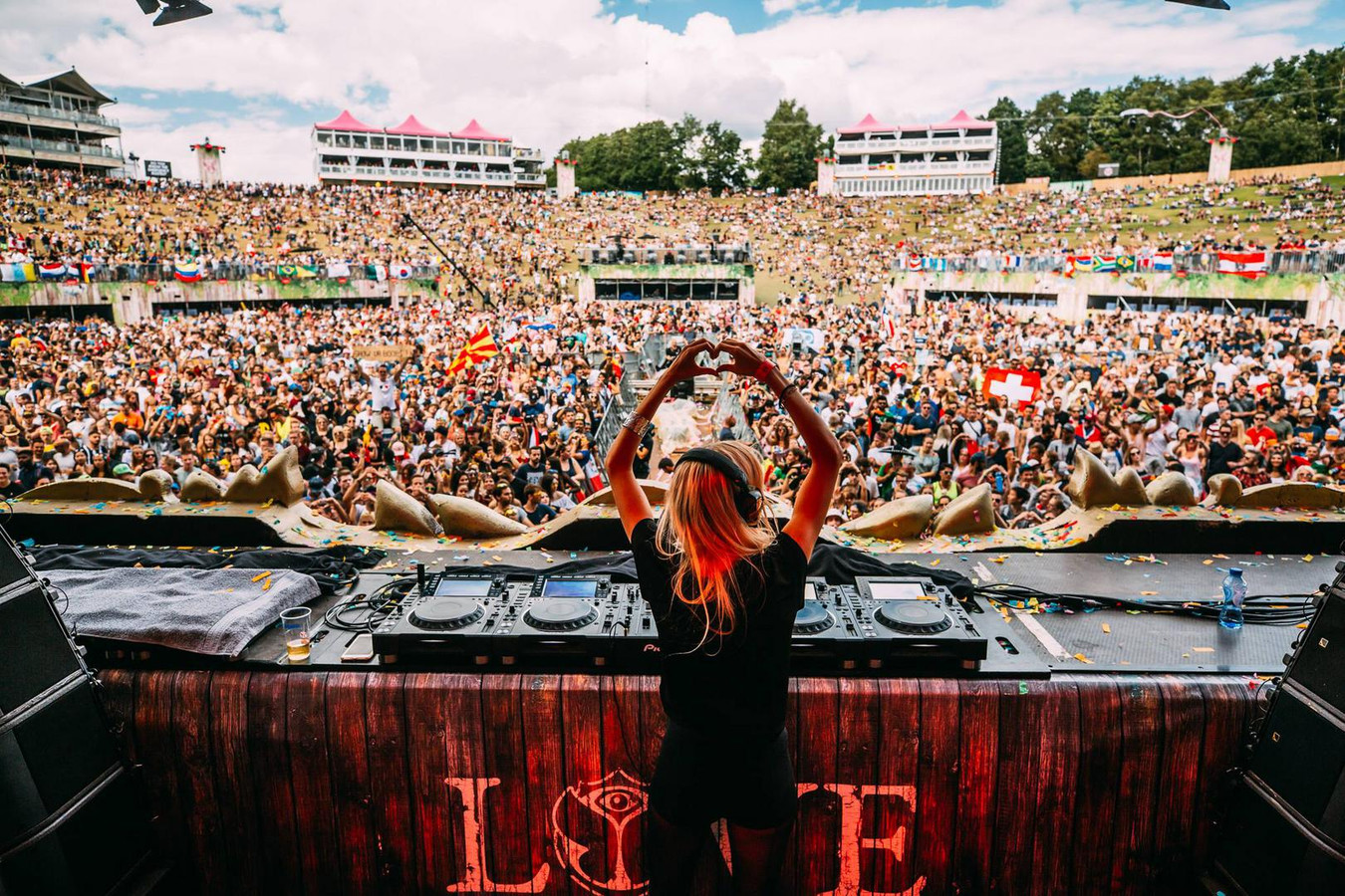 De MATTN-crew ziet Anouk schitteren op mainstage Tomorrowland en omarmt ...
