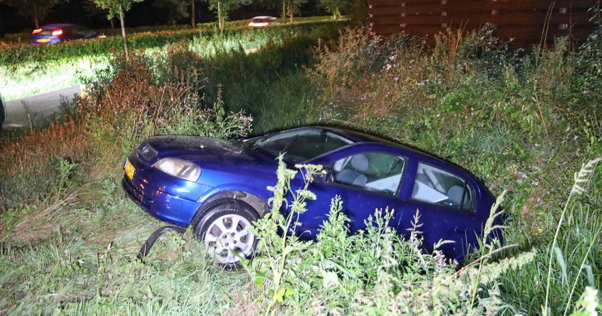 Automobilist verliest macht over het stuur en belandt in slootje in Nijkerk | Amersfoort | AD.nl