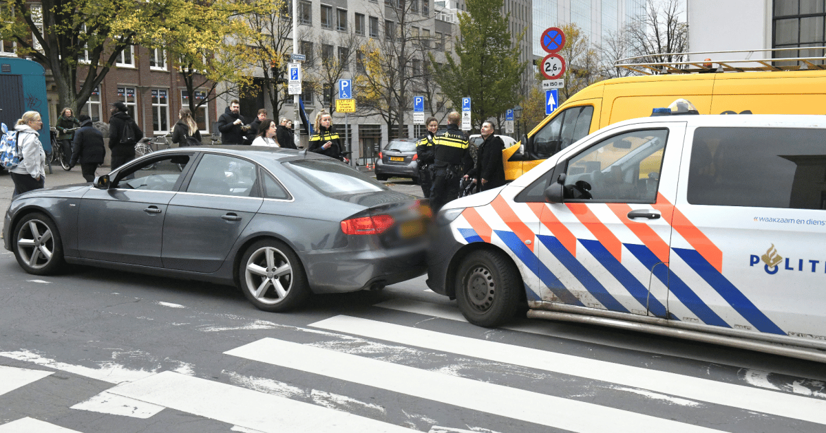 Politiewagen rijdt tegen andere auto aan bij zebrapad | Den Haag | AD.nl