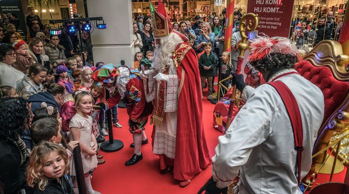Veel blije gezichten voor Sinterklaas en zijn Pieten in Ring Kortrijk ...