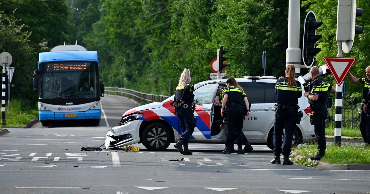 Politieauto en lijnbus botsen op kruising in Arnhem: flinke schade ...