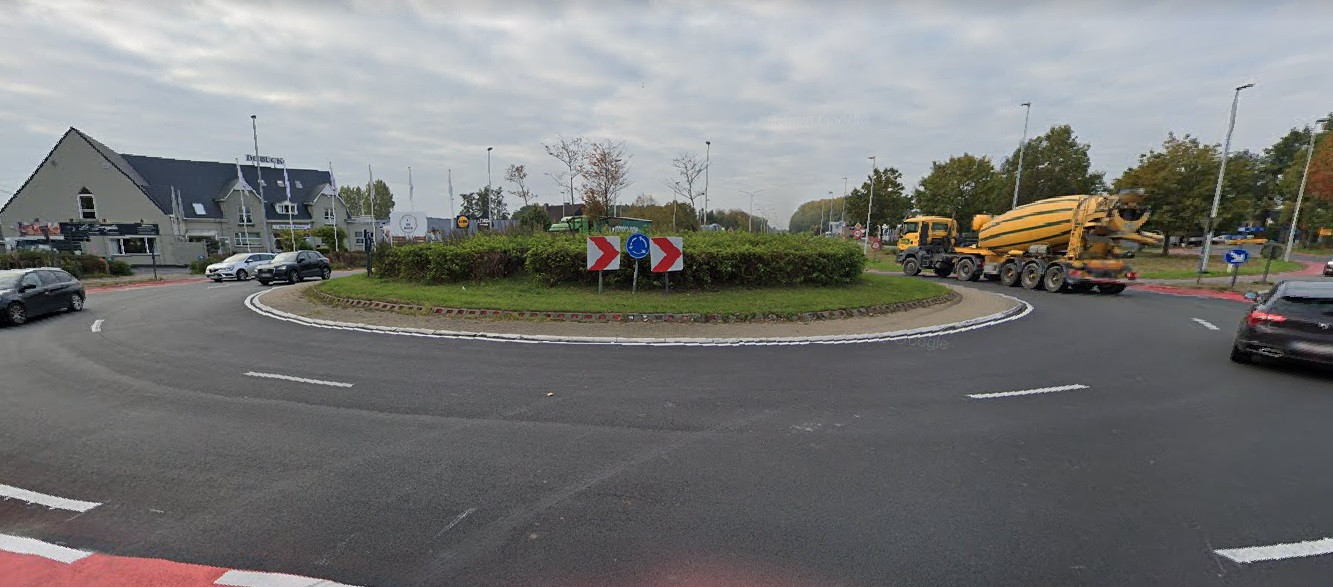 Dronken bestuurder (44) rijdt over rondpunt en komt tot stilstand in de ...