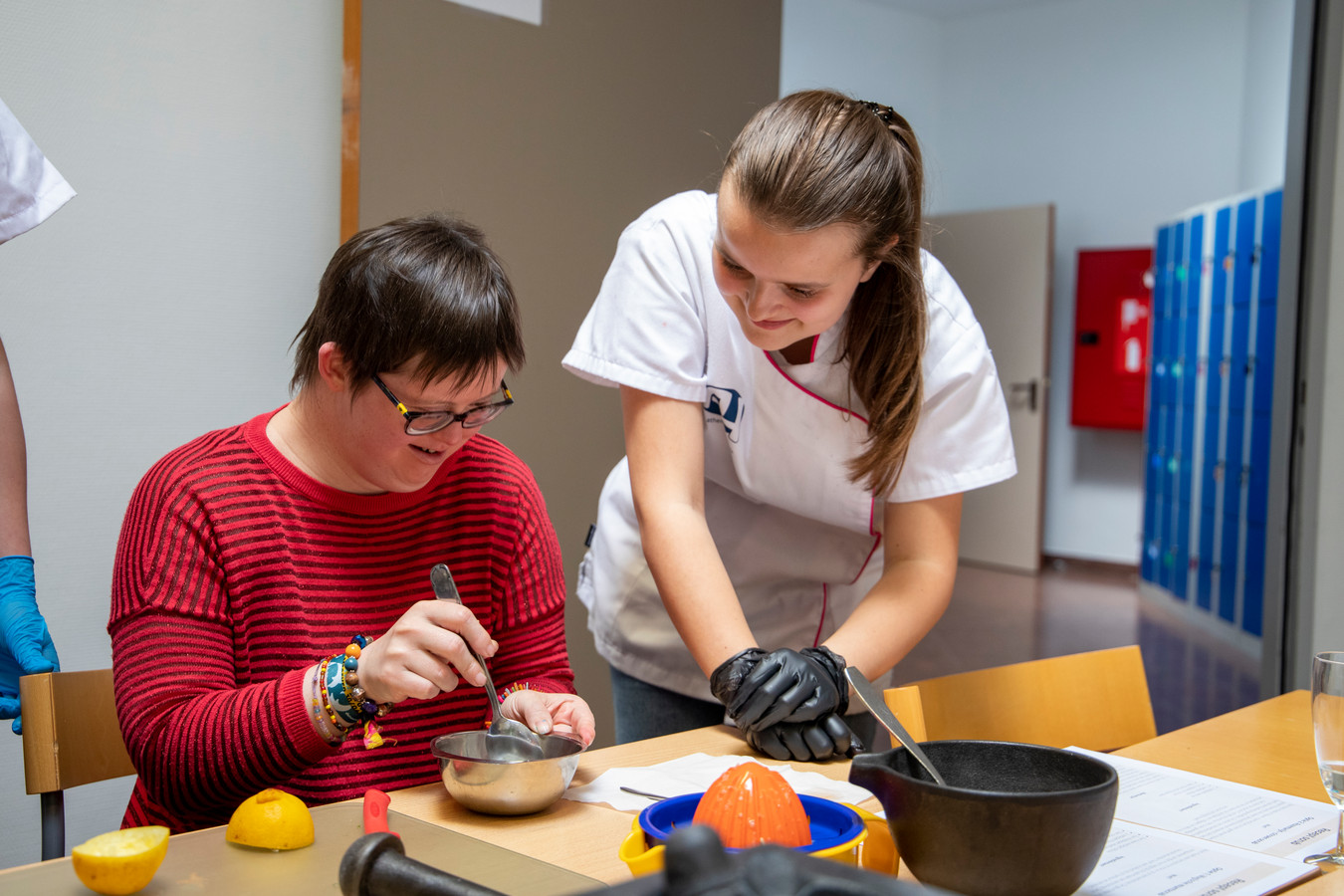 IN BEELD. Leerlingen Wellness & Lifestyle verwennen cliënten LDC ‘t Ryckbosch | Foto | hln.be