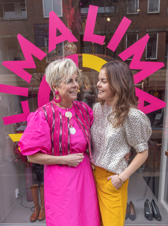 ‘Dat staat u zo goed’, roept gravin Eloise naar een klant in haar eigen ...