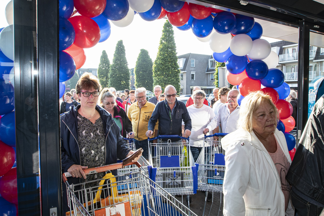 Aldi in Vroomshoop na 10 dagen weer open: rijen voor de kassa’s en run op kratten bier | Foto ...