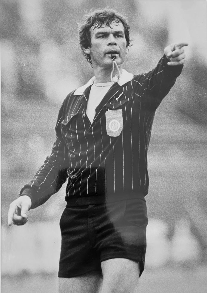 Oud-topscheids Jan Hobé (81) keek nog tot het laatst wedstrijden: ‘De ...