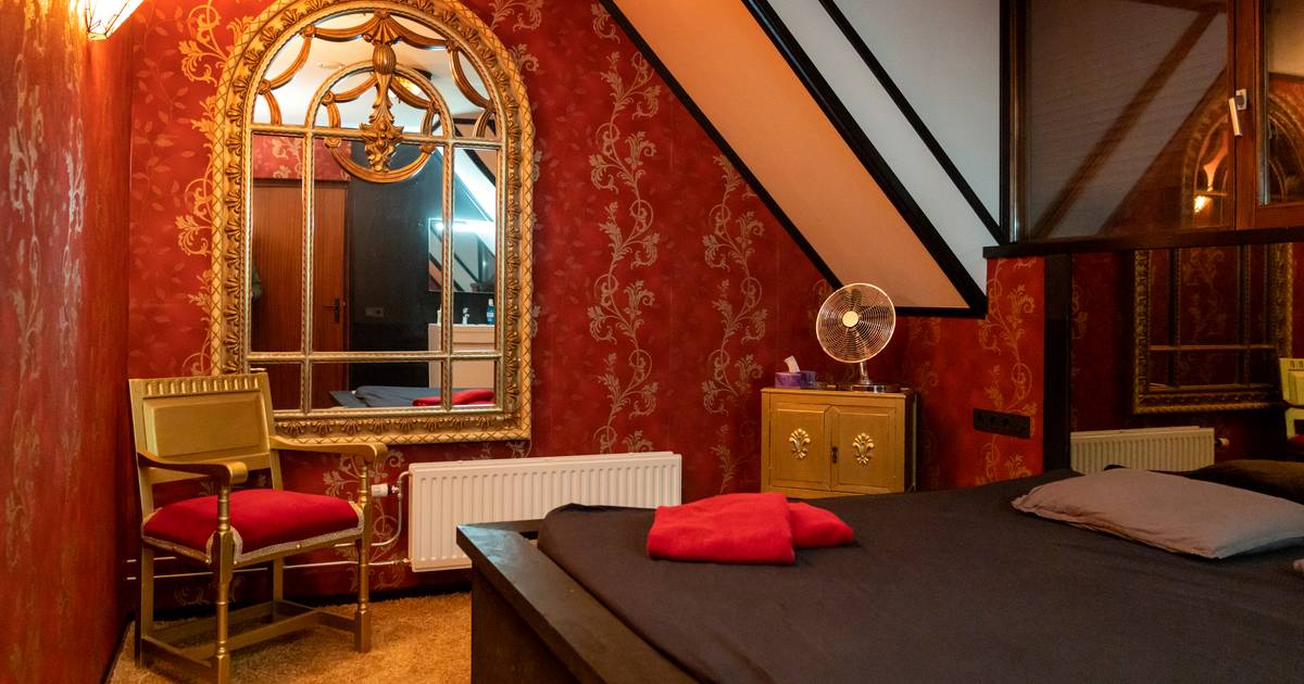 Ook bij bordeel Julia Bar is het rode licht voortaan led en kost een ...