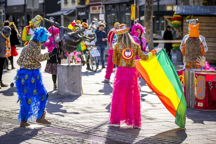 Heibel tijdens het carnaval in Vaassen: ‘Al komen jullie met de ME, hij ...