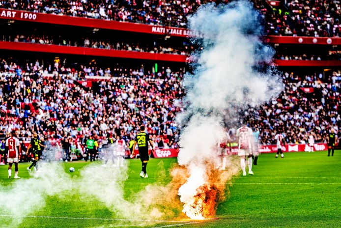 Ajax-supporter (27) uit Dordrecht krijgt celstraf voor geweld tegen ...
