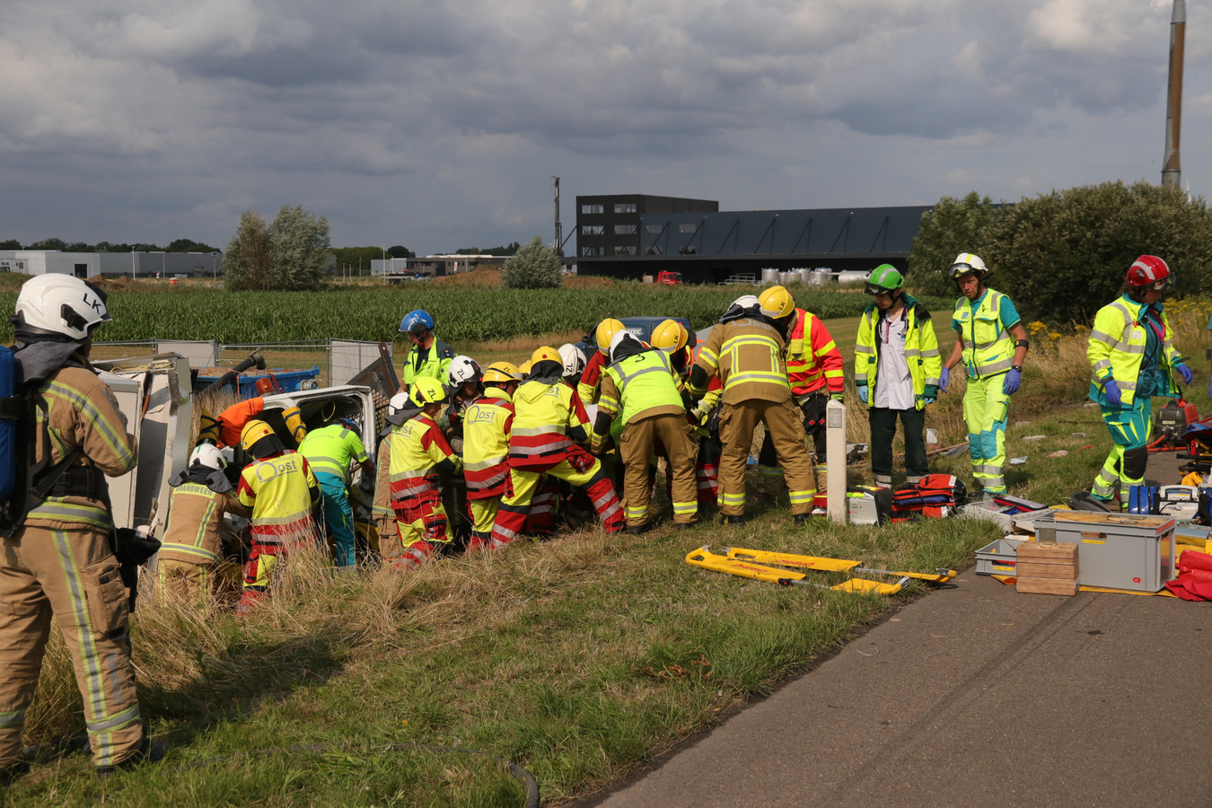 Zware botsing op pechstrook E17: één slachtoffer in levensgevaar | Foto | hln.be