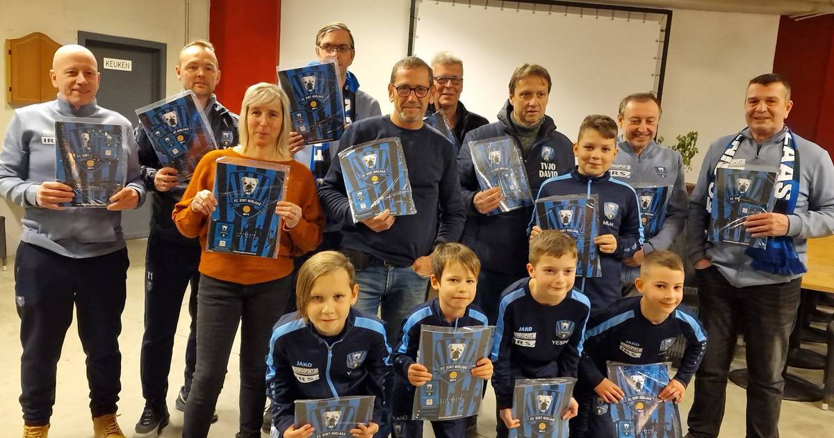 FC Sint-Niklaas lanceert stickerboek voor 10-jarig jubileum ...