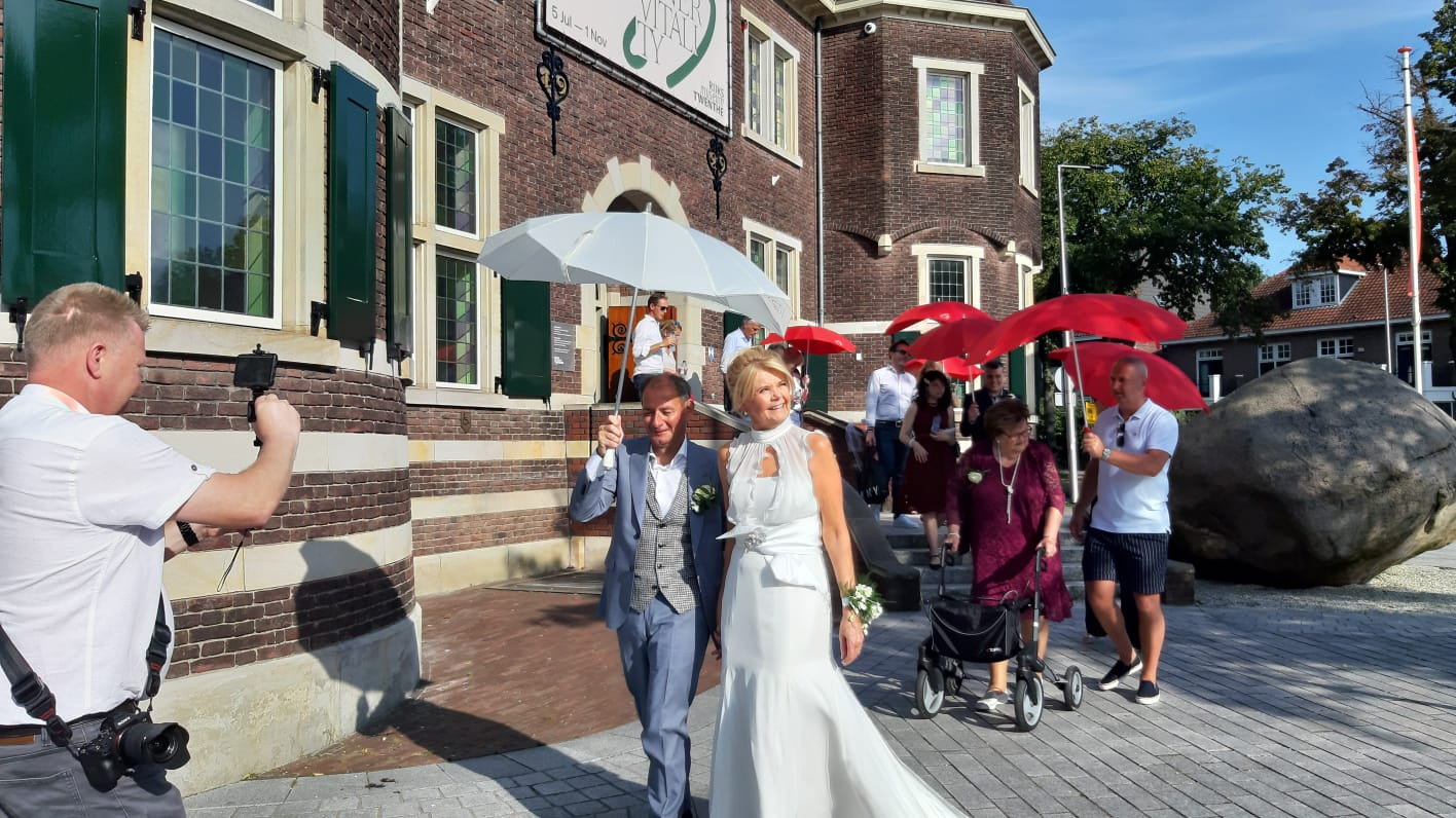 Eindelijk getrouwd: drie keer is scheepsrecht voor Ron en Irene uit ...