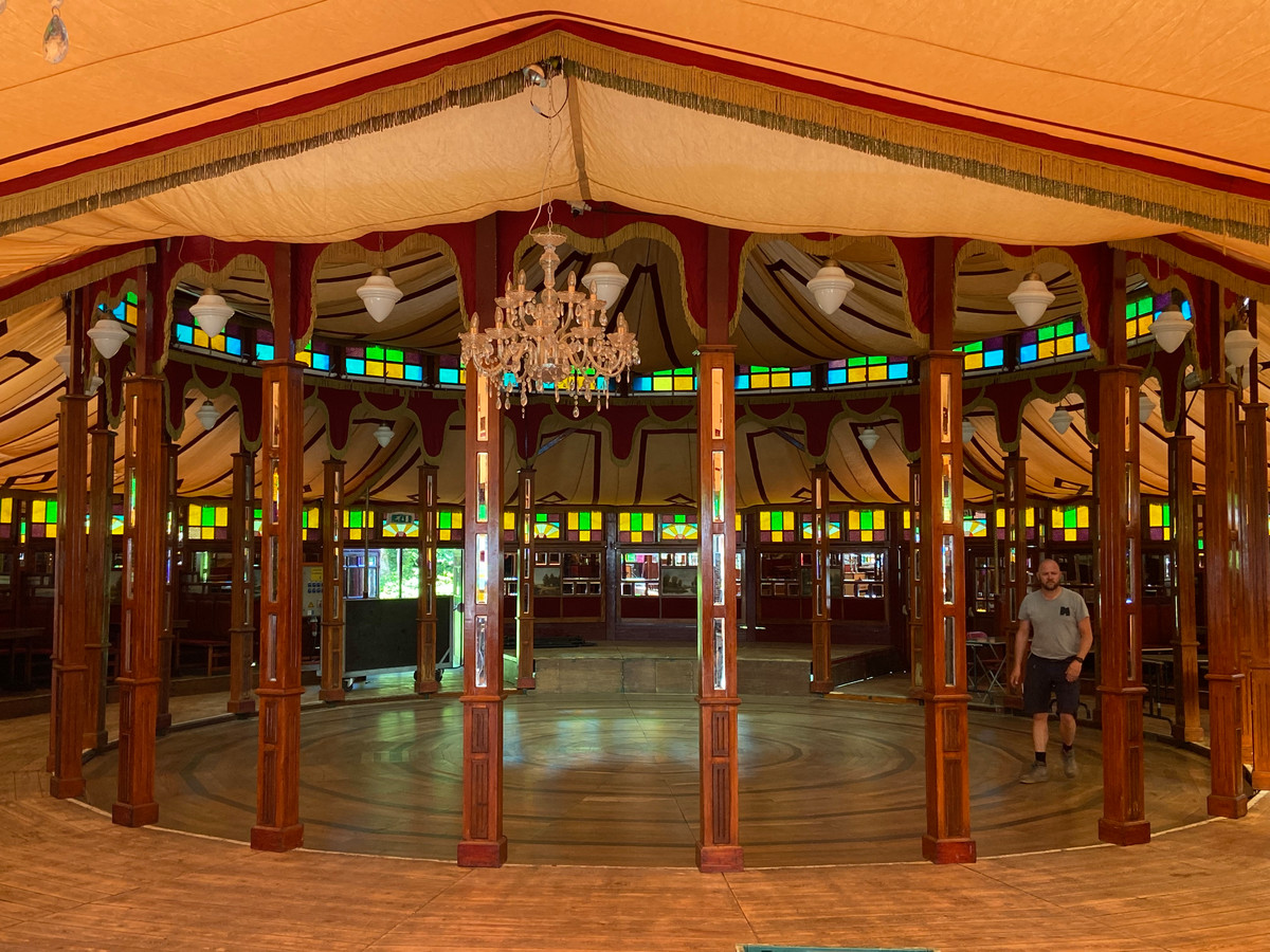 Spiegeltent neergepoot in kasteeldomein: Oostmalse buurtvereniging ...