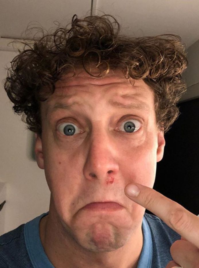 Jochem toont gênante neussnee en harpmeisje Iris eindelijk verliefd ...