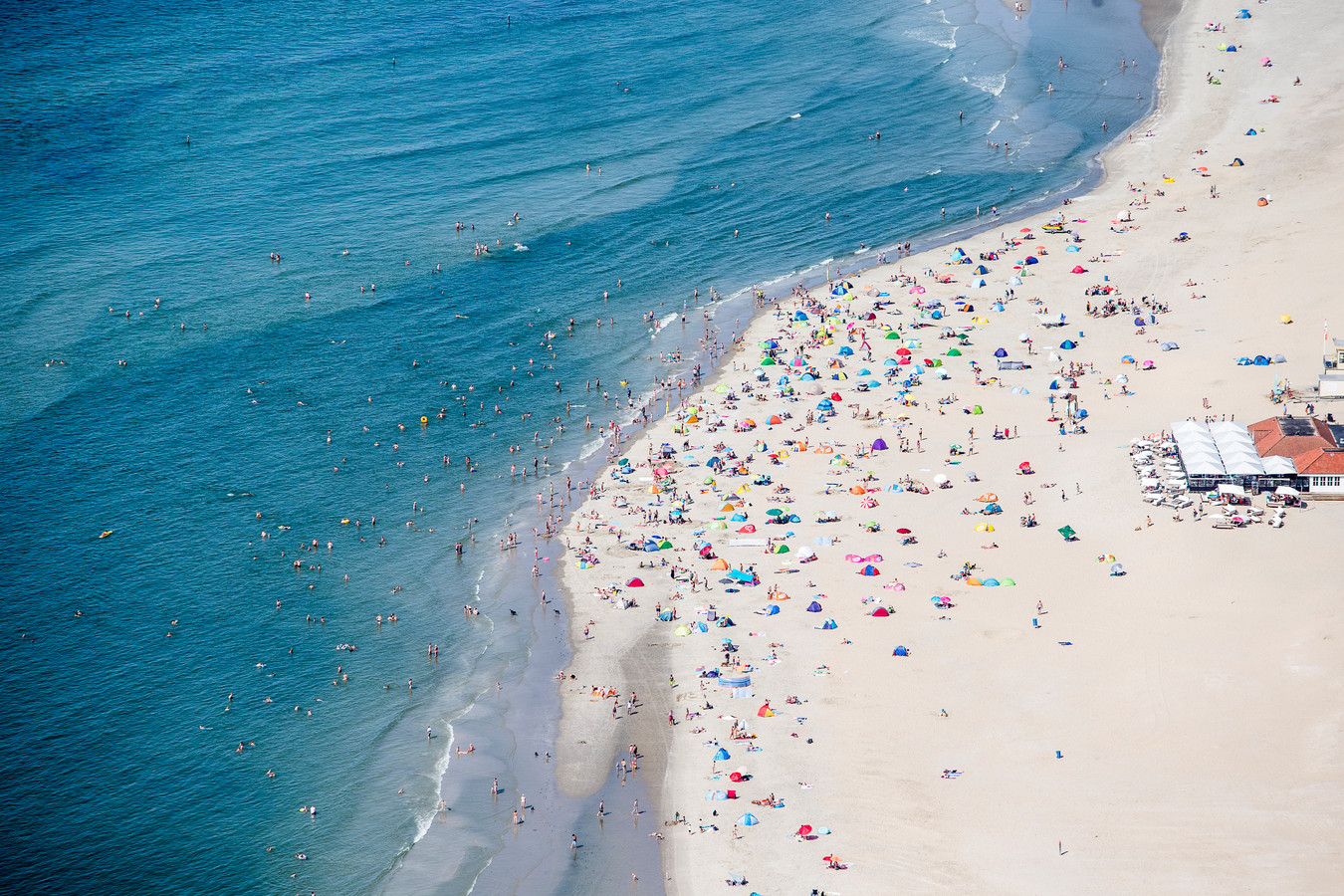 ‘Als je geen zand meer voelt, en je verder van het strand afdrijft, zit ...