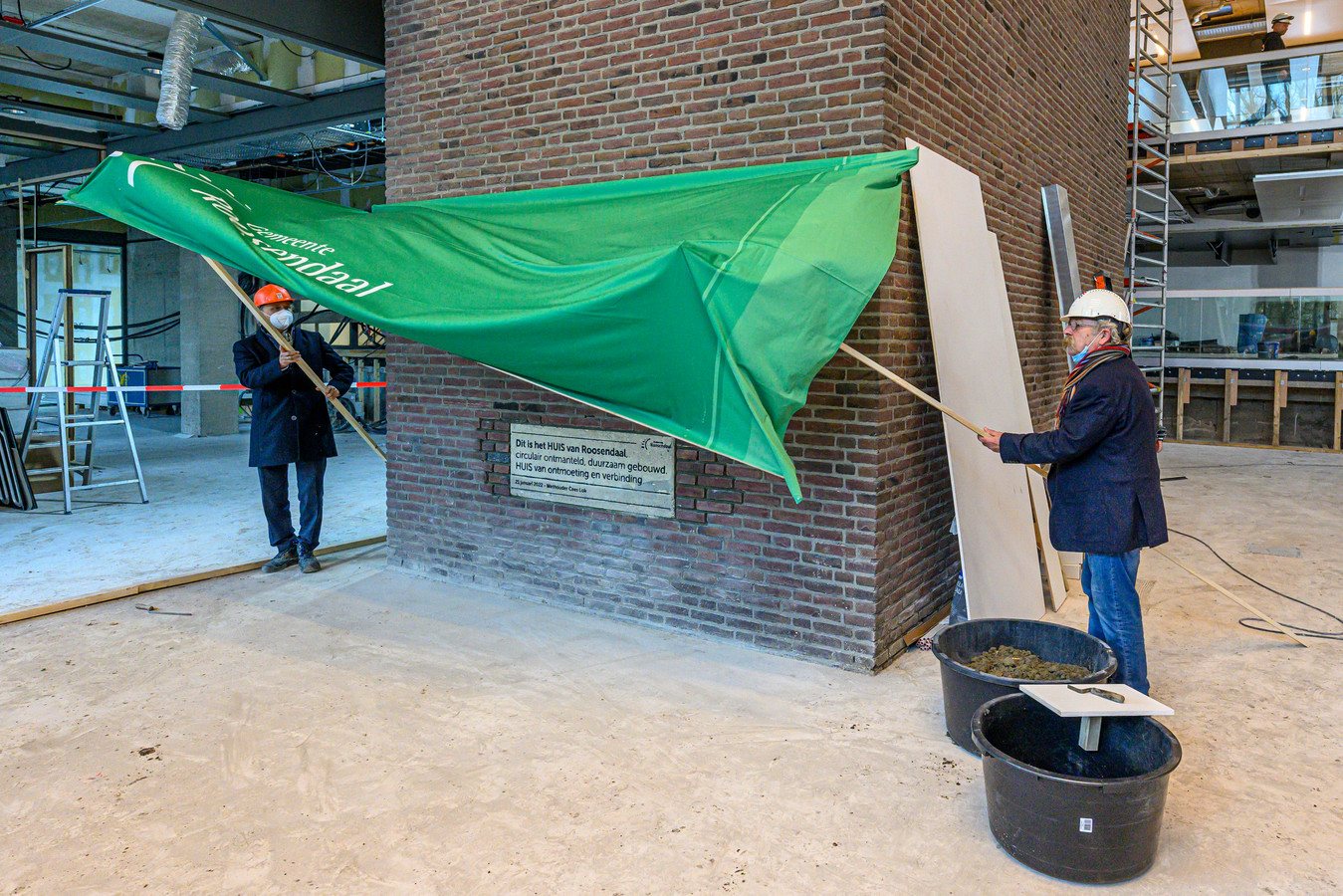 Laatste steen onthuld bij stadskantoor: ‘Eigenlijk betekent het niks ...