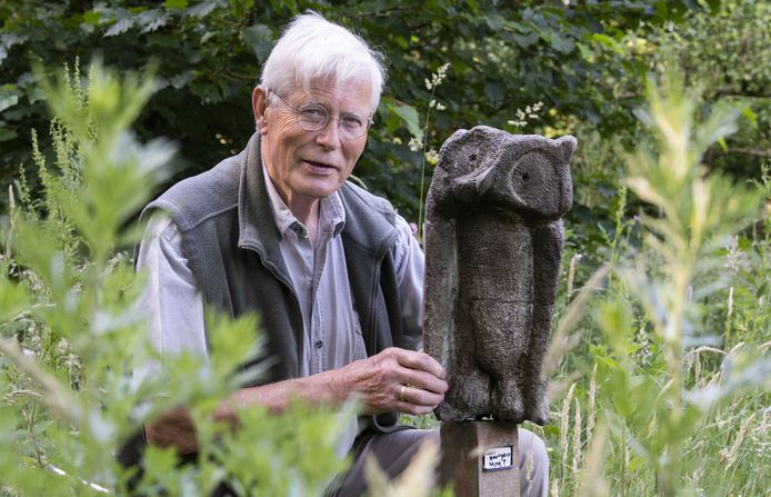 Beeldhouwer Cees Hartgers uit Eibergen hakt zich een weg door stenen ...