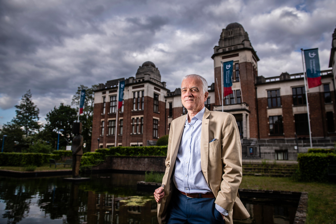 Borstbeeld omstreden Peter Benoit dan toch teruggehaald naar ...