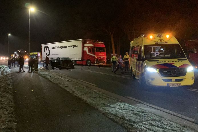 Twee gewonden na frontale botsing tussen auto en vrachtwagen op 't Harde | Elburg | destentor.nl