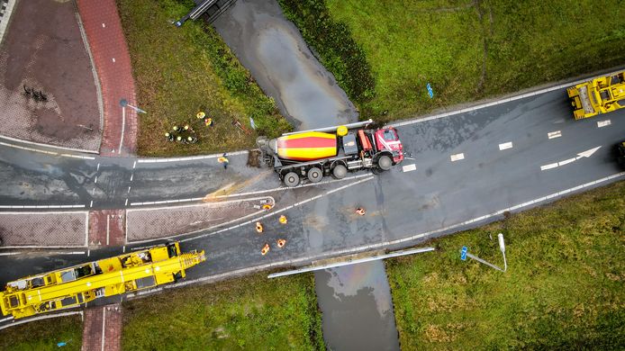 Cementwagen gekanteld op oprit A12, weg na uren weer open | Alphen | AD.nl