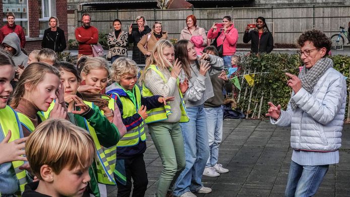 Juf Ingrid beleeft laatste werkdag vol verrassingen, haar ganse ...