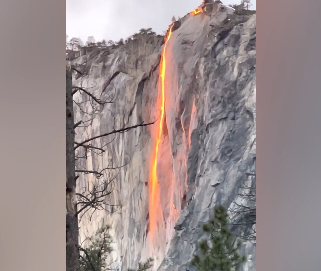 La lumière du soleil transforme une chute d'eau en “cascade de feu ...