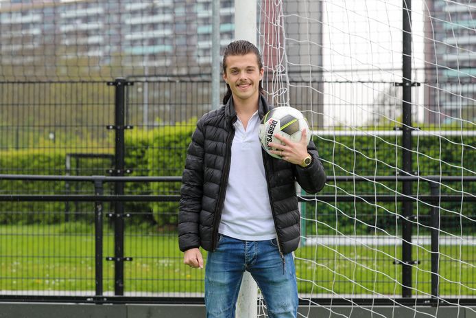 Met zijn mat van 33 centimeter breekt Chicco (21) door als zanger én ...