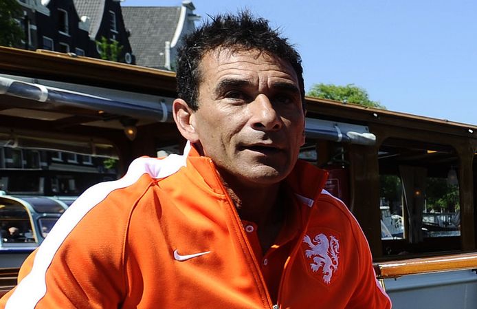 Kiest Gerald Vanenburg voor Ajax of PSV? | Nederlands voetbal | AD.nl