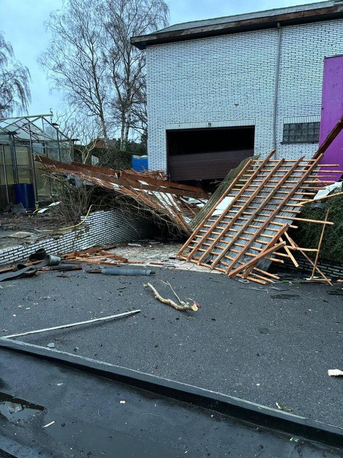 KIJK. Beelden tonen hoe windhoos over Onze-Lieve-Vrouw-Waver en Putte ...