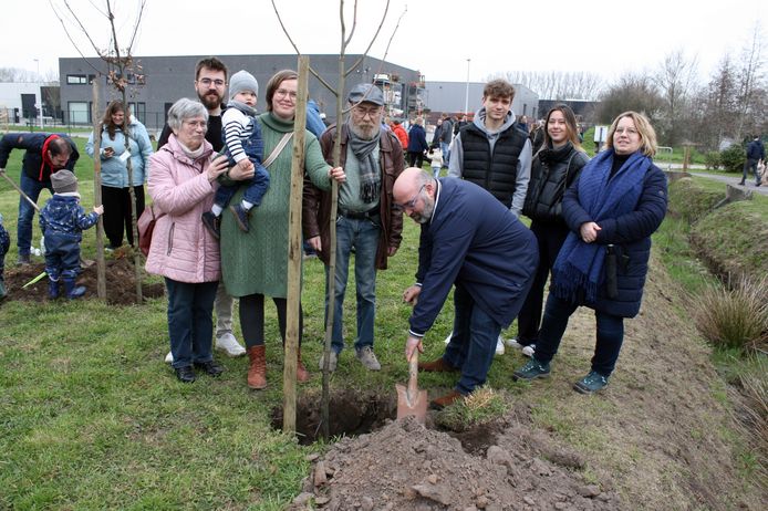 Geboortebos weer wat groter met aanplant bijenvriendelijke bomen ...